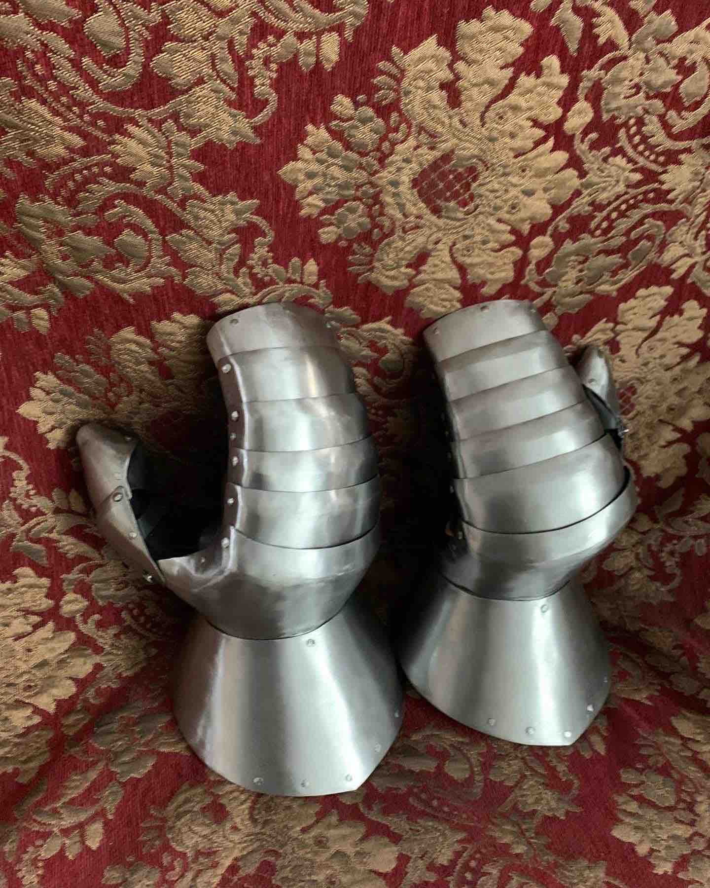 Gauntlets Model 3A | ⚒ Red Snake ⚔️ Armory