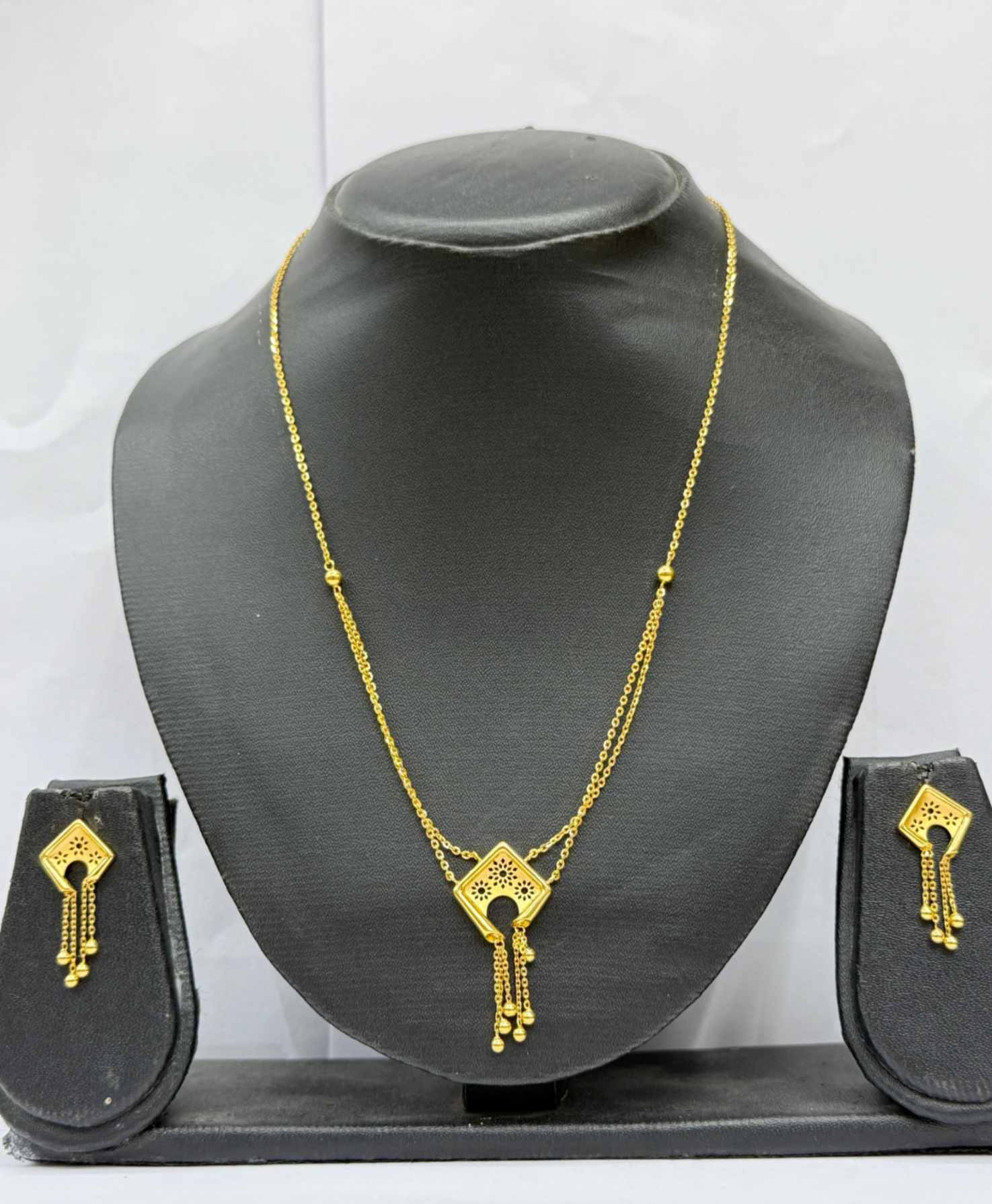 UNIQUE CHAINS AND JEWELS LIMITED